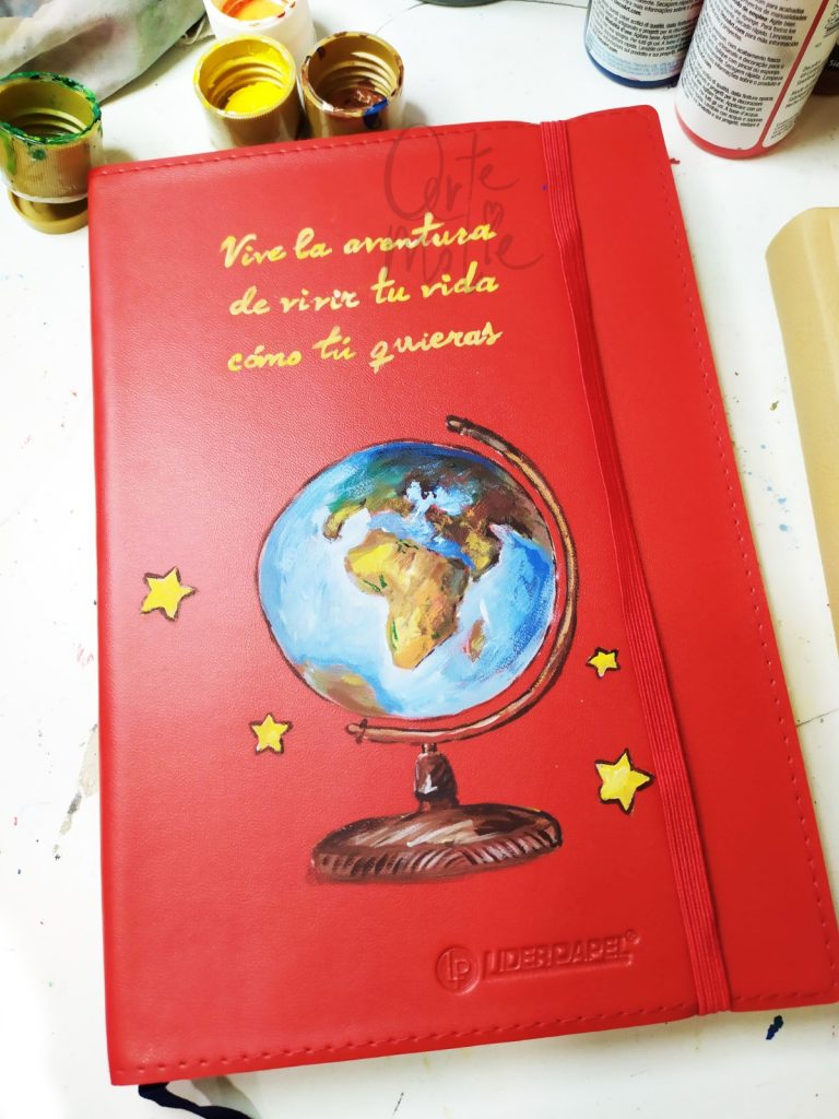 Agenda personalizada a mano 2024